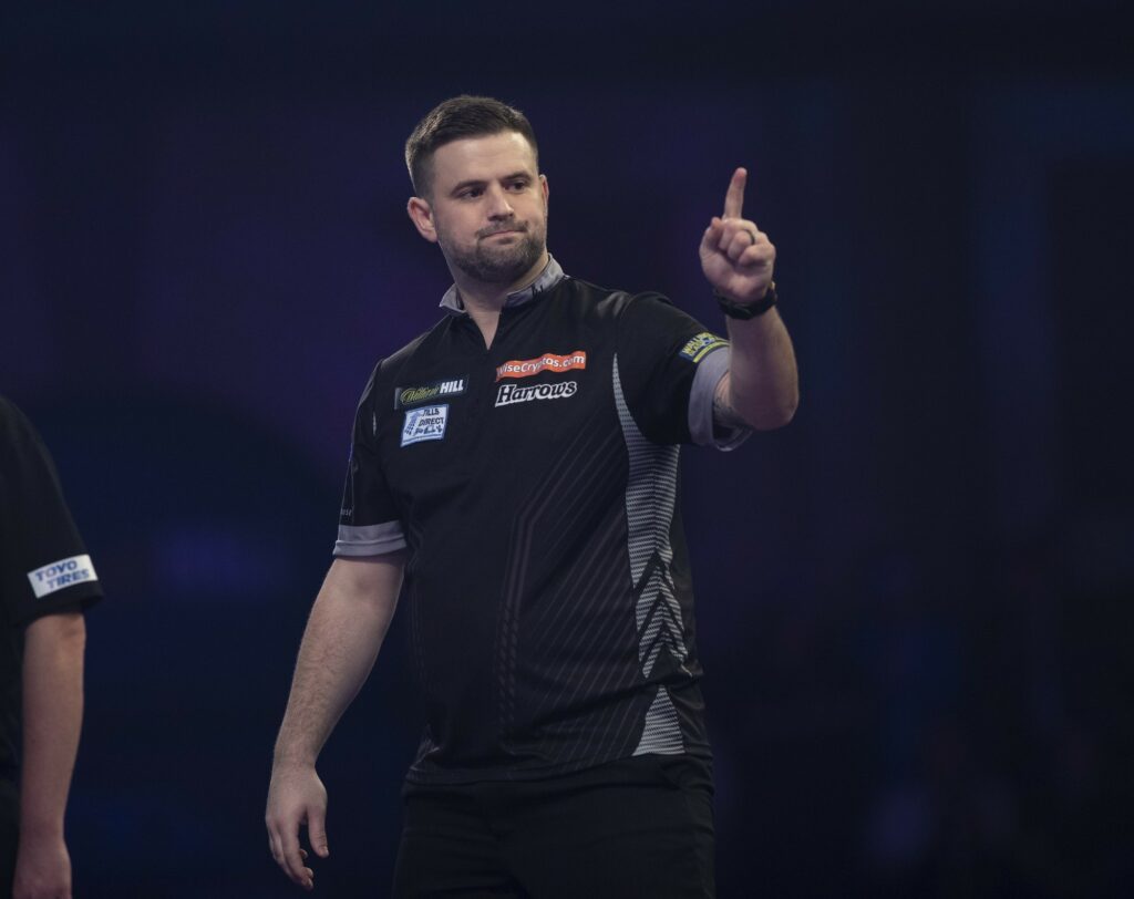 Luke Woodhouse secure 5 maximums to secure his second round tie!